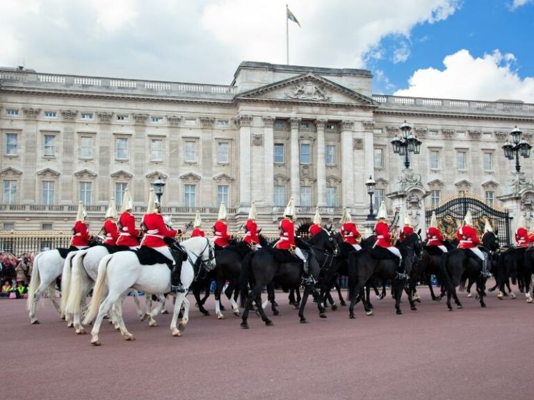 Best Guide to the Changing of the Guard at Buckingham Palace